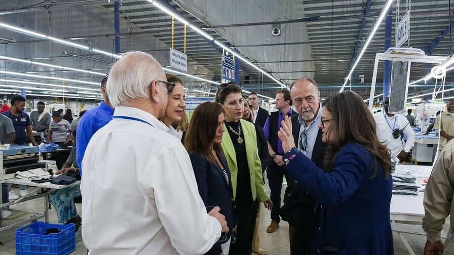 Embajadora de EE. UU., Leah Campos, visita el parque industrial Codevi ...